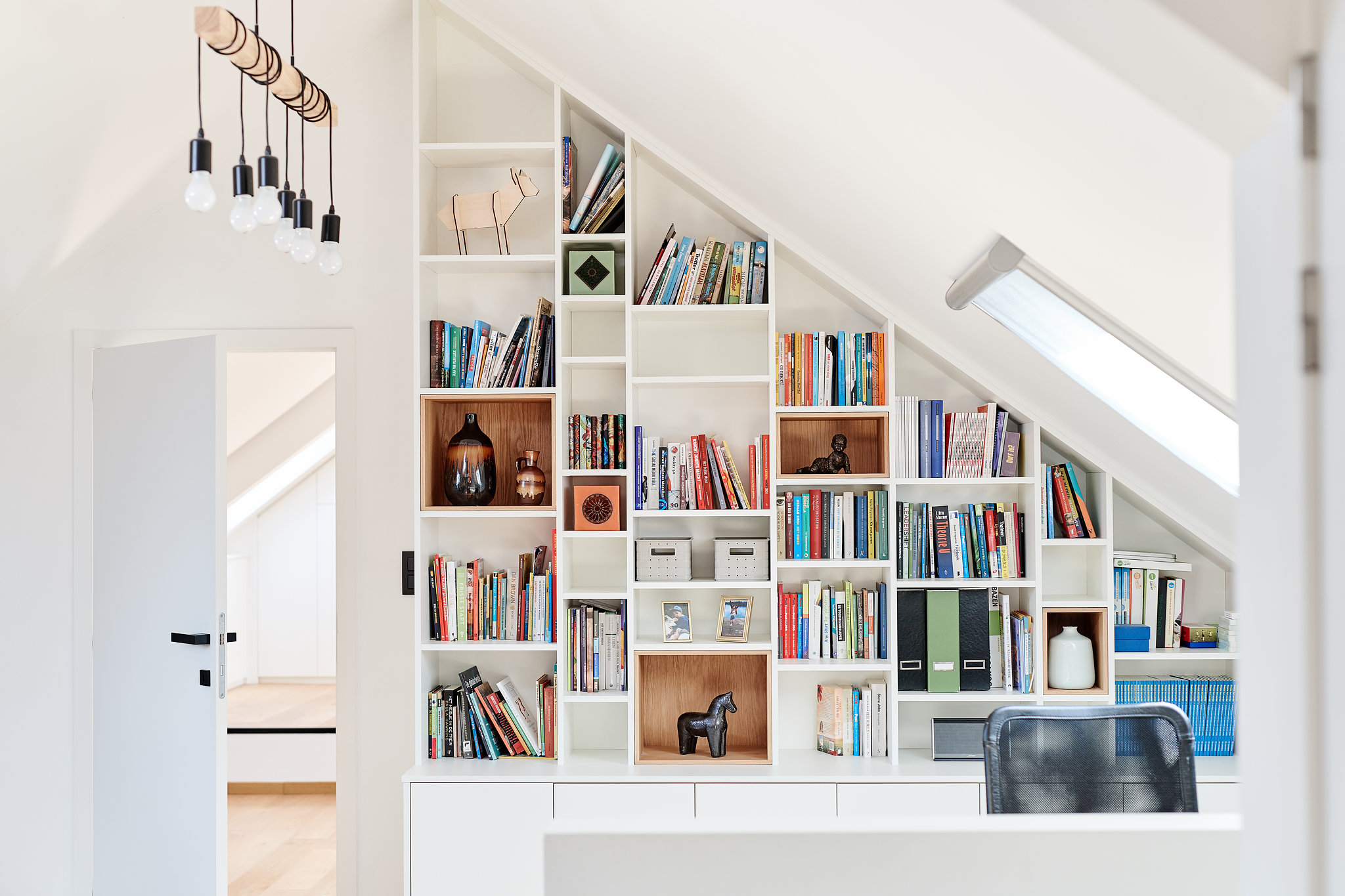 Réinventez les volumes “perdus” en espaces de rangement | Camber